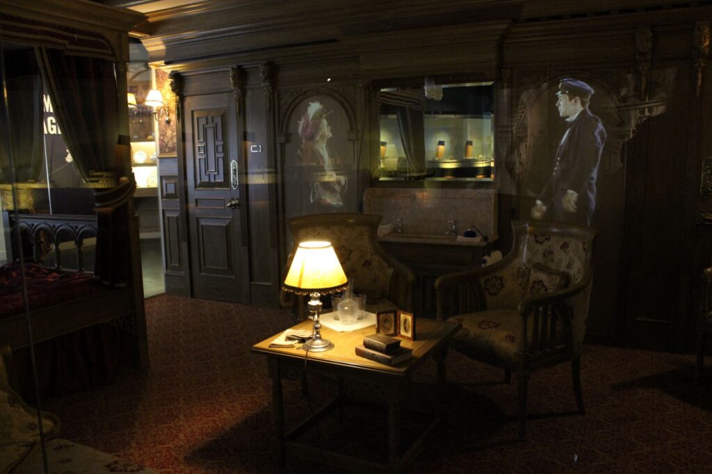 TITANIC: CQD CQD CQD SOS SOS CQD DE MGY - Himomatkaajan Turinoita