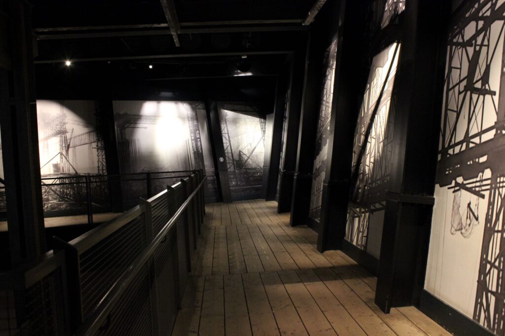 TITANIC: CQD CQD CQD SOS SOS CQD DE MGY - Himomatkaajan Turinoita